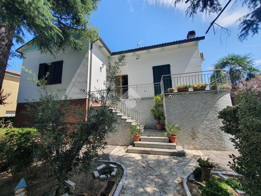 Villa in vendita a Lugo viale d. Alighieri, 17