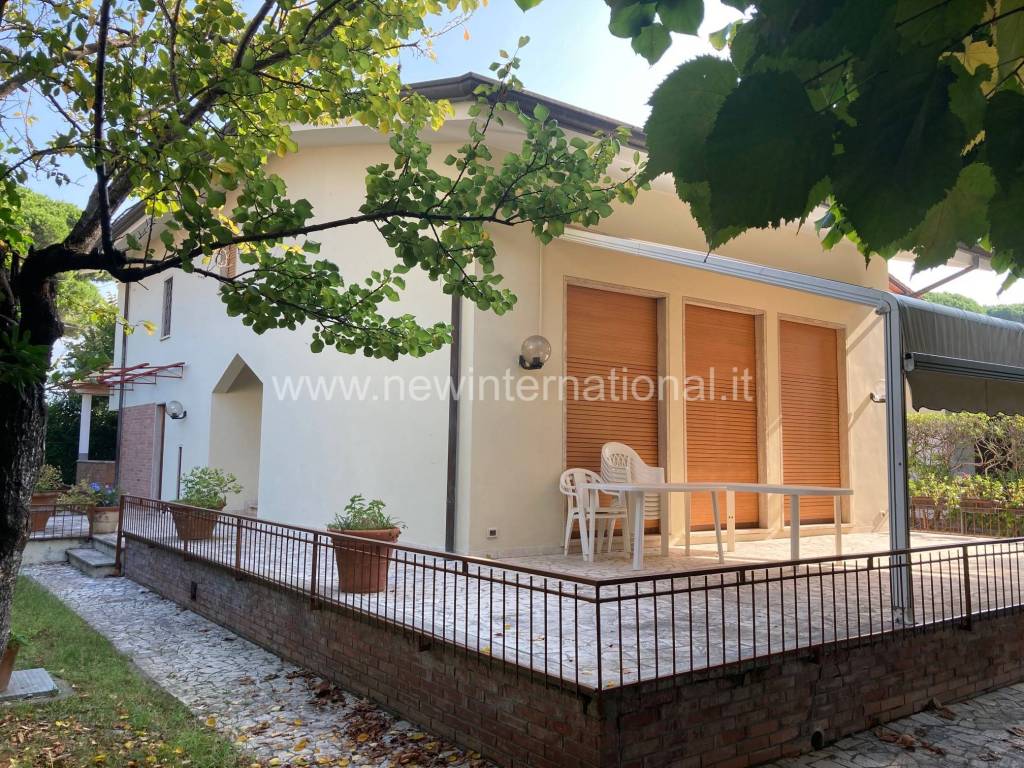 Villa in vendita a Forte dei Marmi via Matteo Civitali