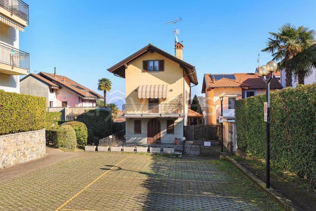 Appartamento in vendita a Meina via Francesco Viotti