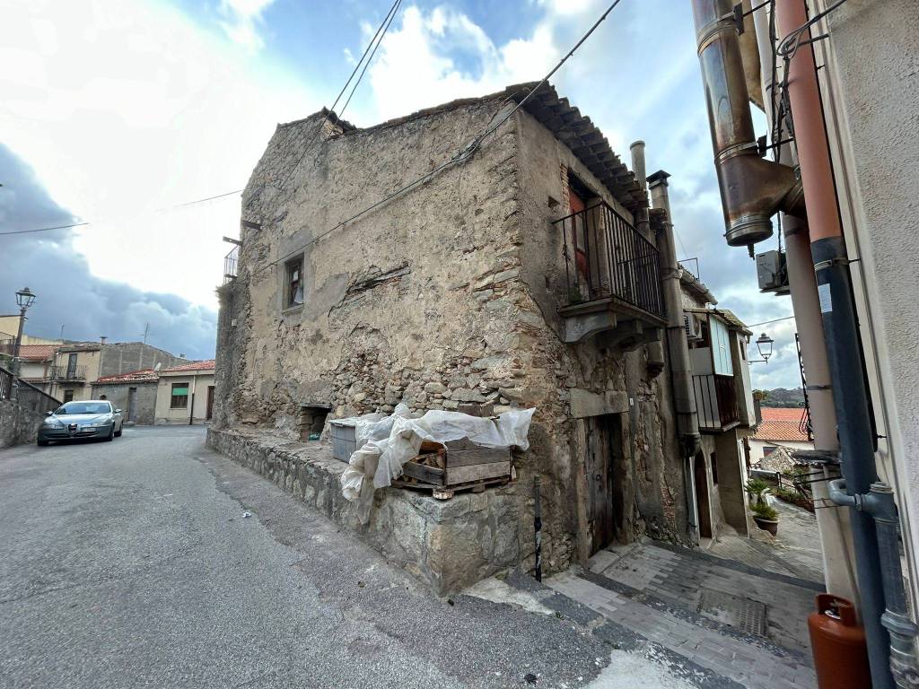 Casa Indipendente in vendita a Basicò via Roma