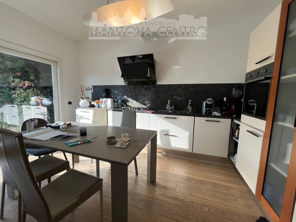 Villa Bifamiliare in vendita a Mantova