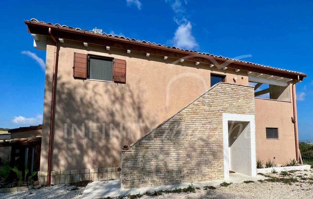 Rustico in vendita a Montelupone