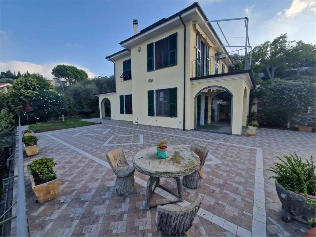 Villa in vendita a Imperia via fanny roncati, 201