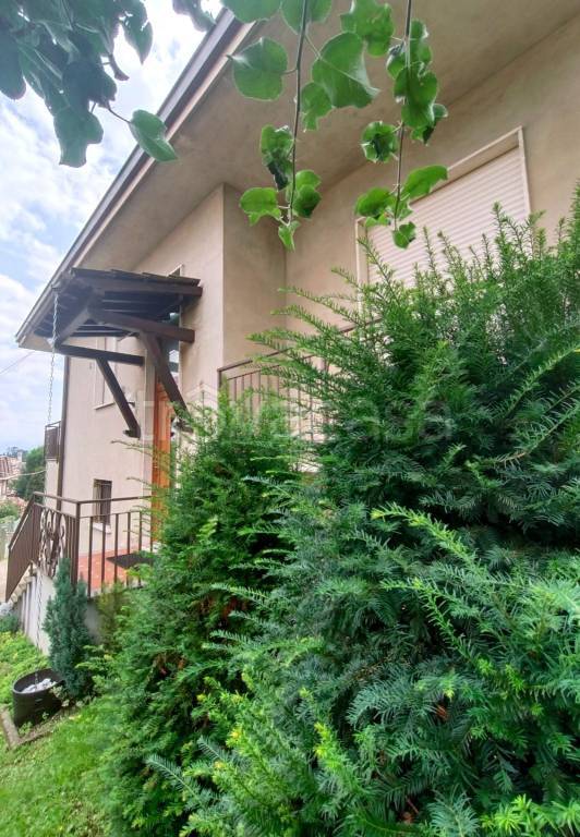 Villa in vendita ad Alzate Brianza via Trento e Trieste