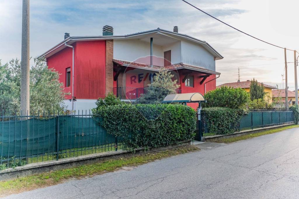Casa Indipendente in vendita a Somma Lombardo via Villoresi, 69