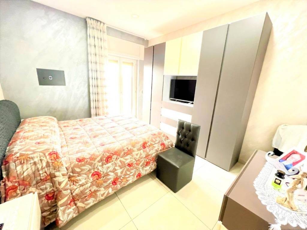 Appartamento in vendita a Napoli via vincenzo janfolla, 351