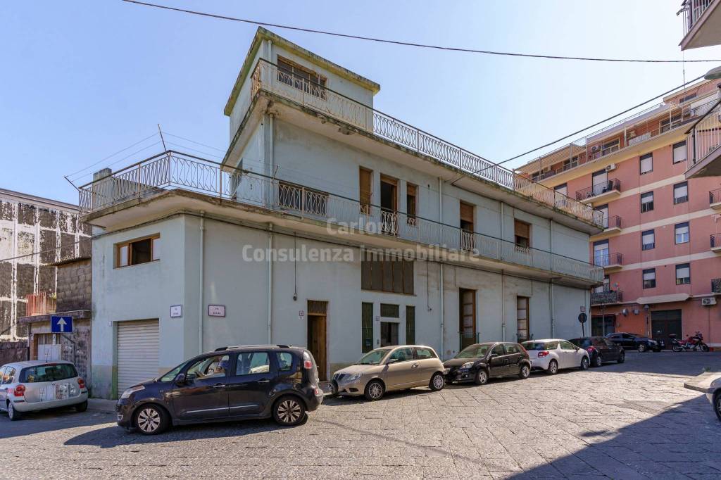 Intero Stabile in vendita ad Aci Catena via Vittorio Emanuele, 131