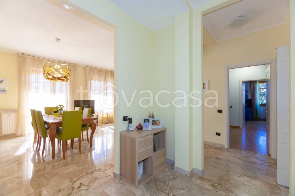 Appartamento in in vendita da privato a Gazzada Schianno via Dante Alighieri