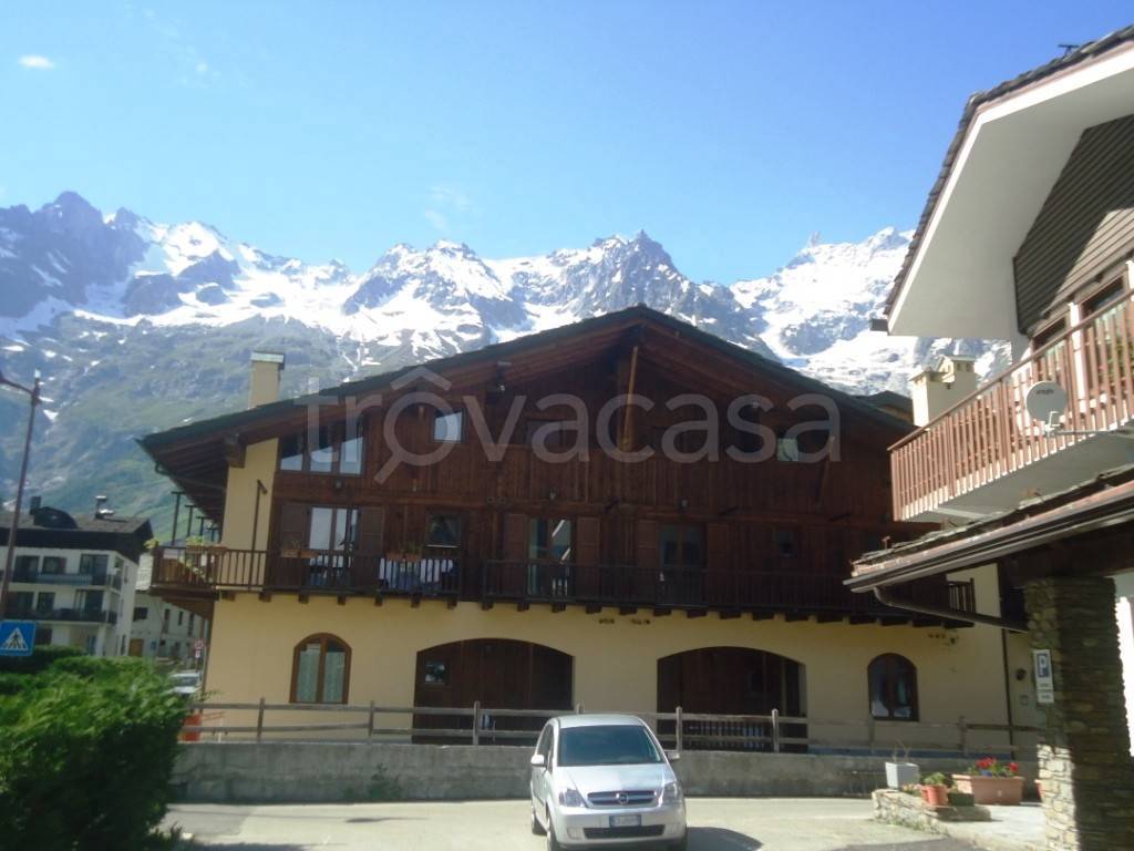 Appartamento in vendita a Courmayeur