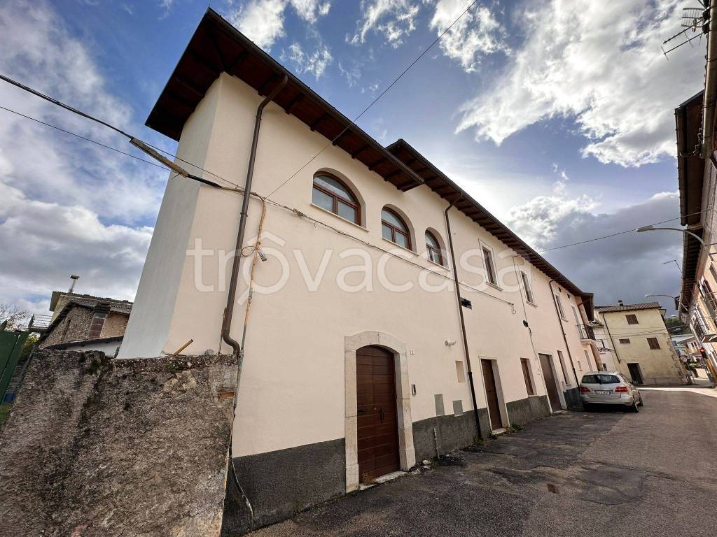 Casa Indipendente in vendita a L'Aquila via del Rio, 2