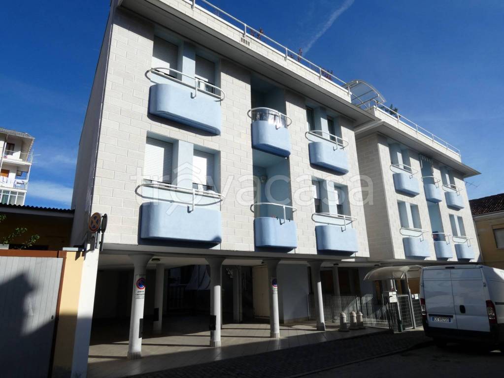 Appartamento in vendita ad Alba via Sannino