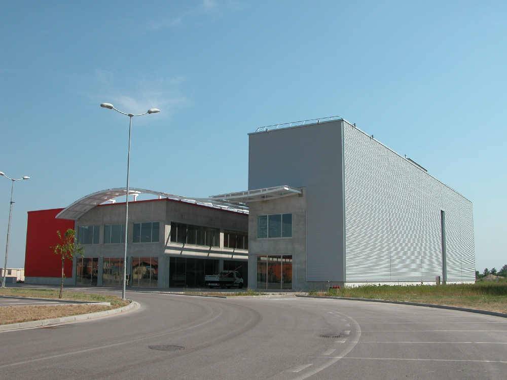Intero Stabile in vendita a Bagnolo San Vito via Marco Biagi, 1