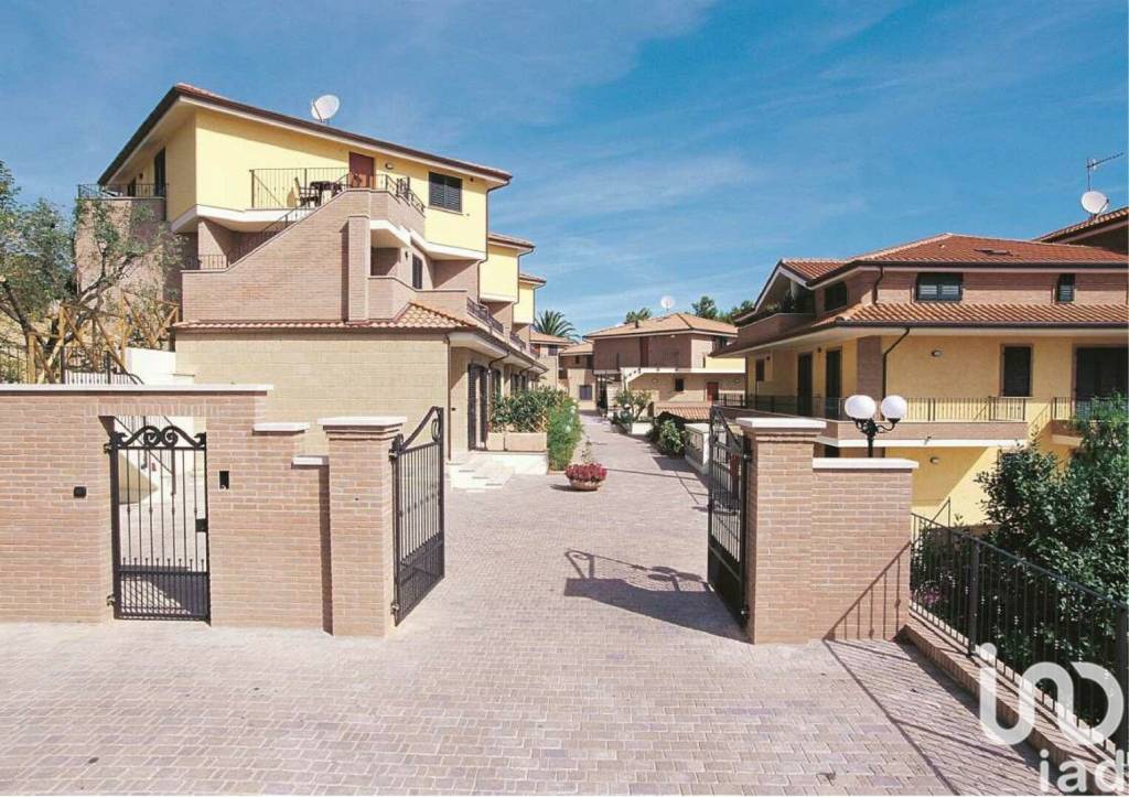 Intero Stabile in vendita a Tortoreto via Vascello, 24