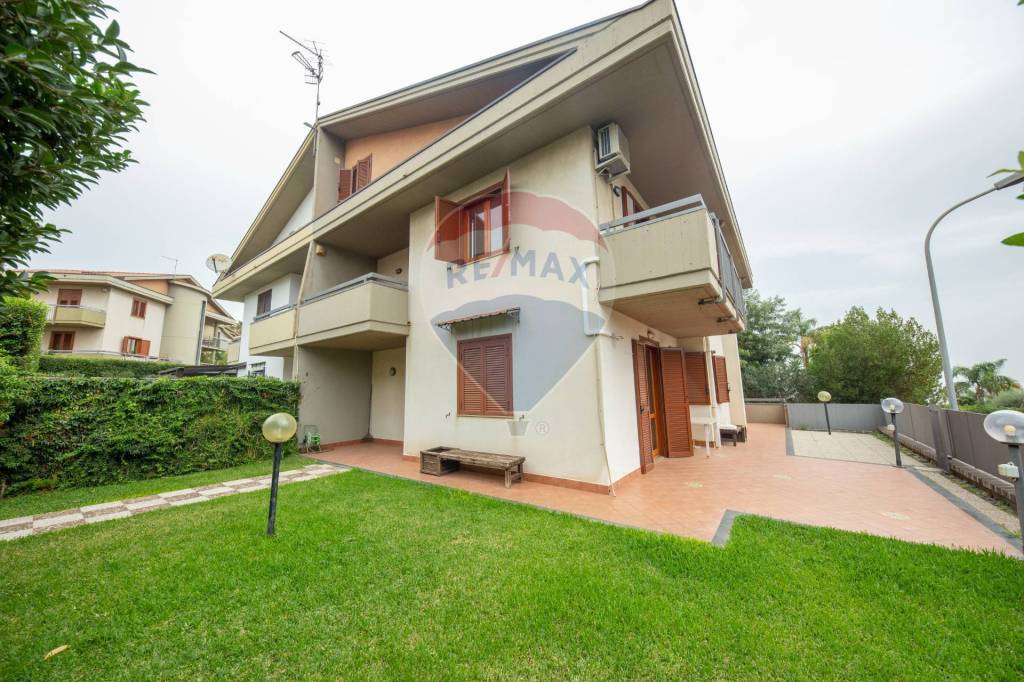 Villa in vendita ad Aci Catena via Lecco, 25
