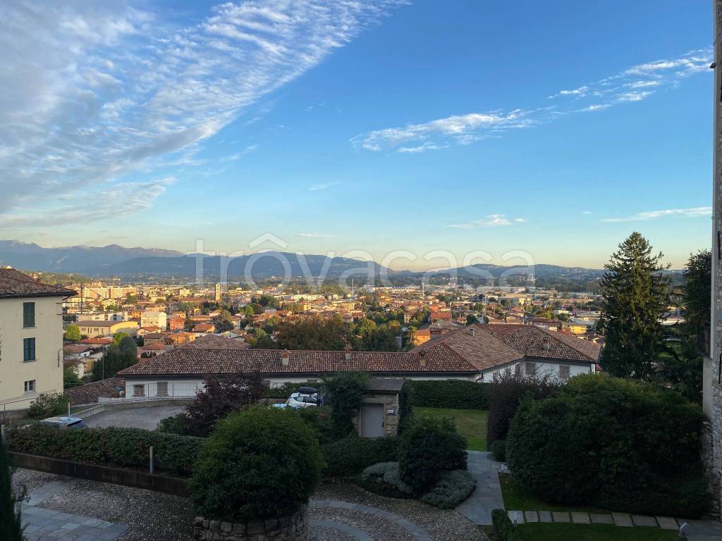 Appartamento in in vendita da privato a Erba via San Bernardino, 32