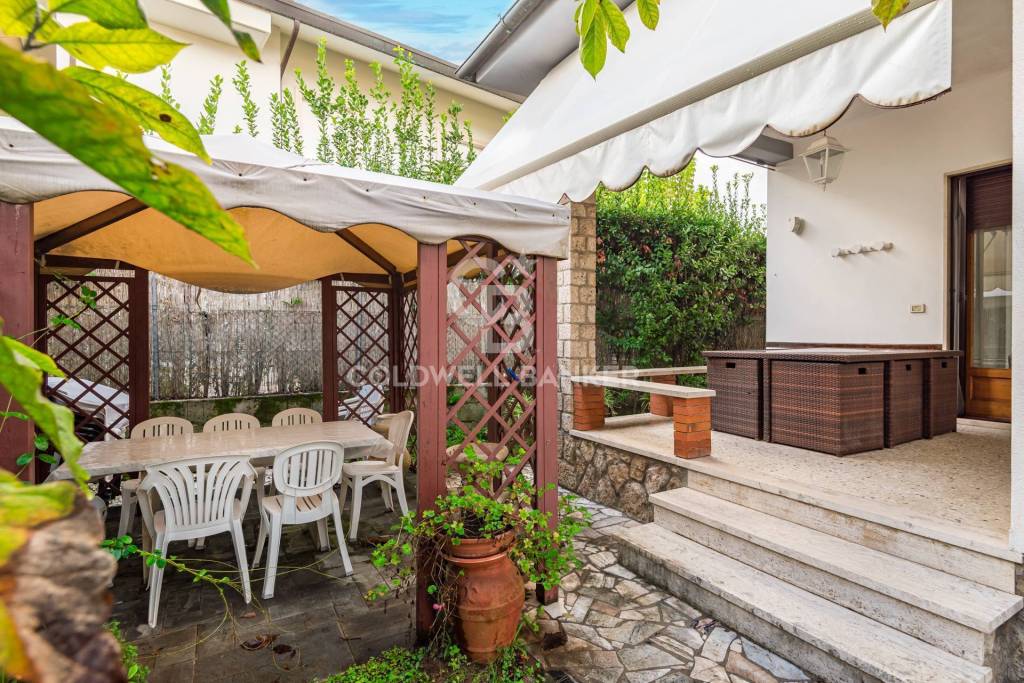 Villa in vendita a Forte dei Marmi via Duca degli Abruzzi, 40