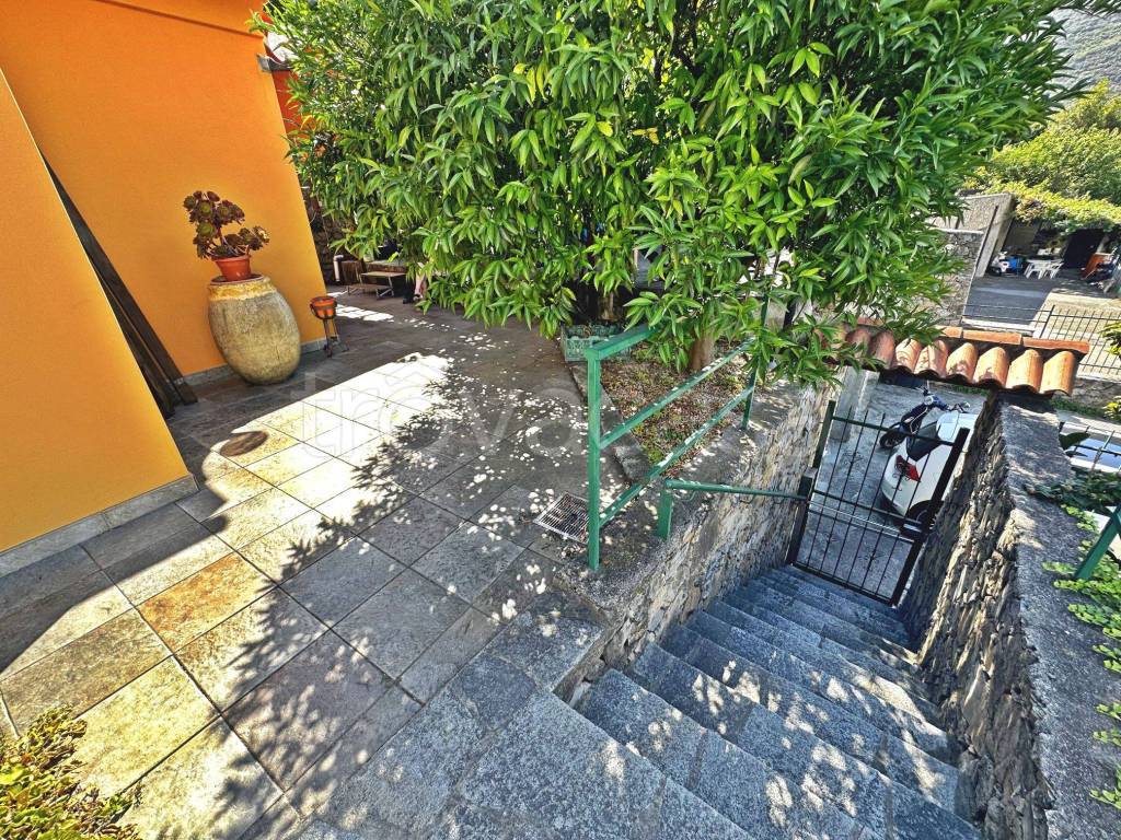 Villa in vendita a Finale Ligure via Giuseppe Cavassola, 32