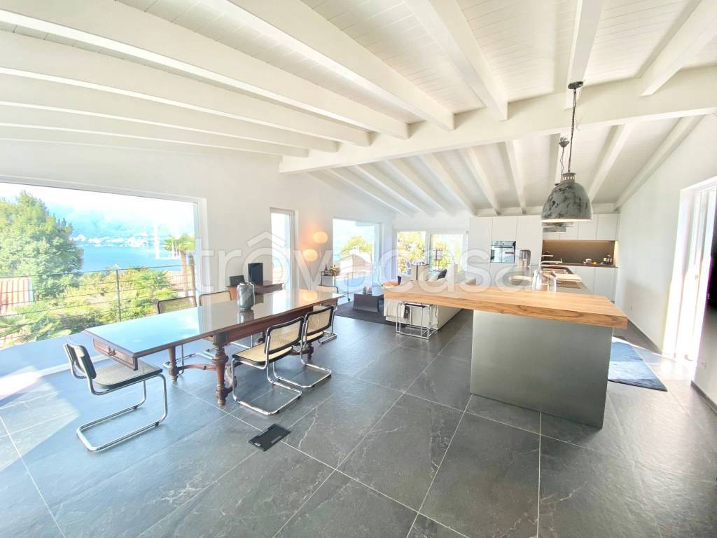 Villa in vendita a Brezzo di Bedero via Vincenzo Bellini