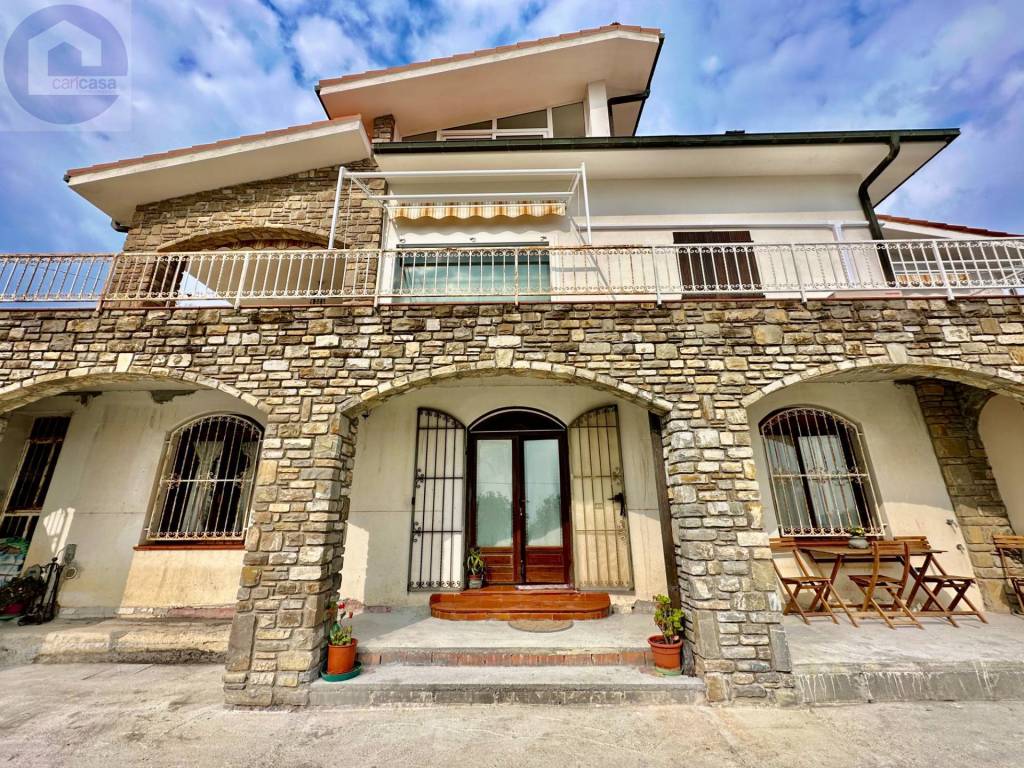 Casa Indipendente in vendita a Imperia strada Civezza