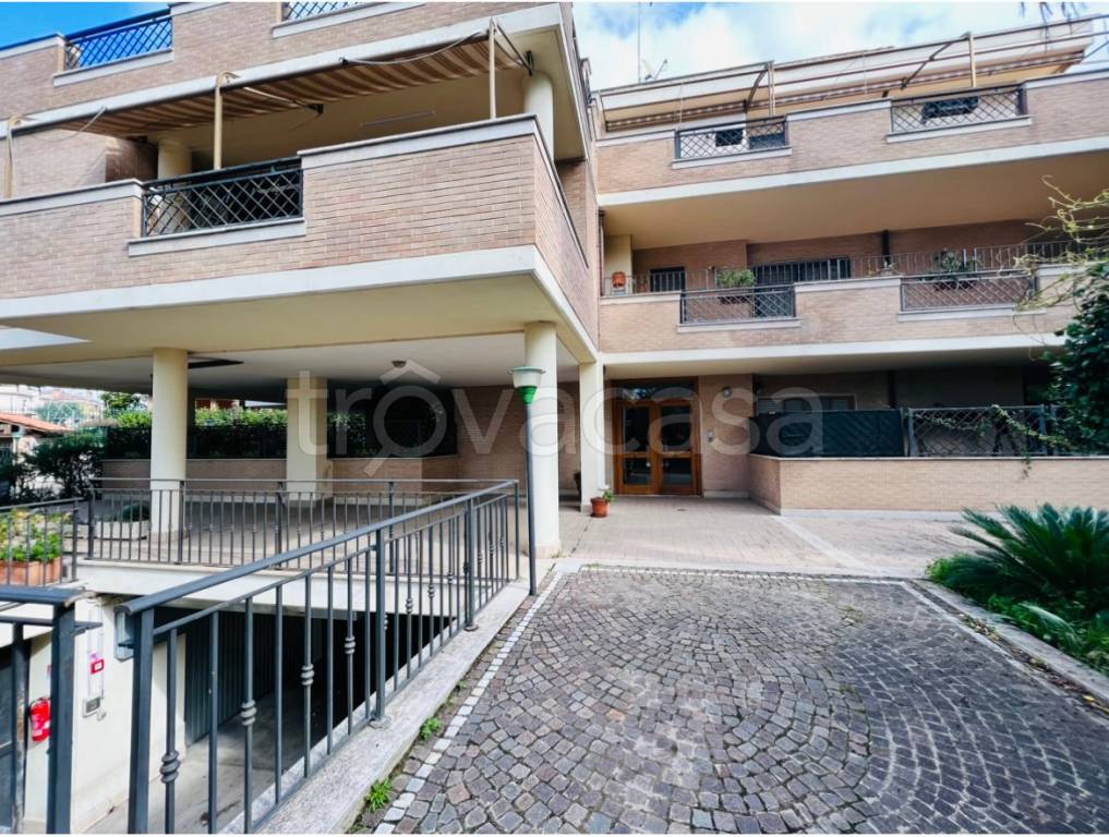 Appartamento in vendita a Roma via Loazzolo, 287