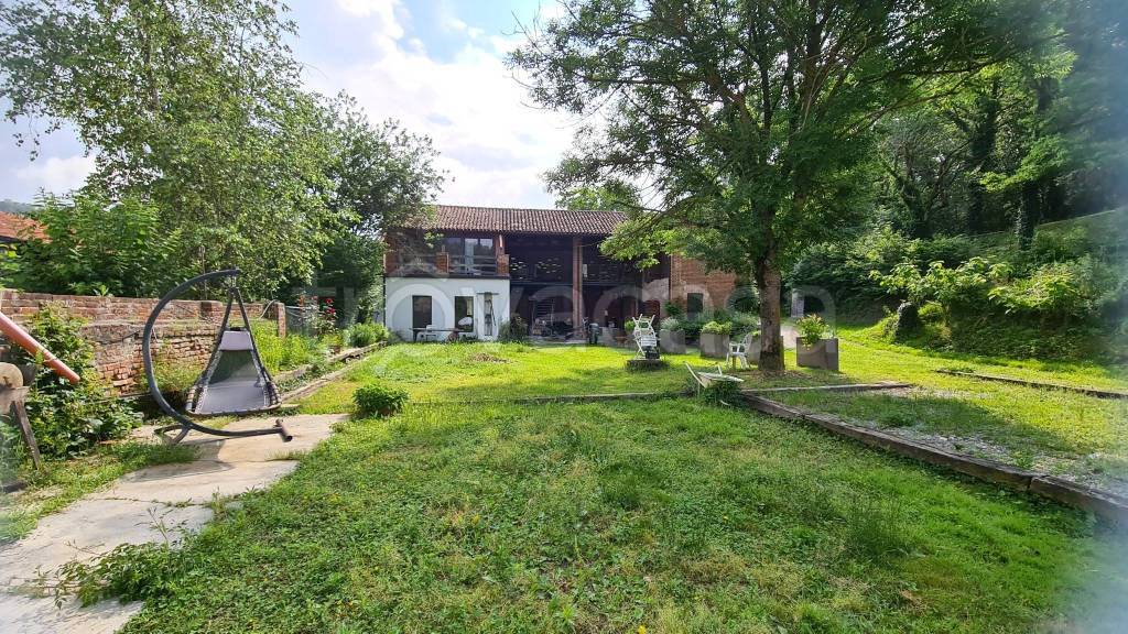 Casale in vendita a Cinzano regione Derocati Inferiore