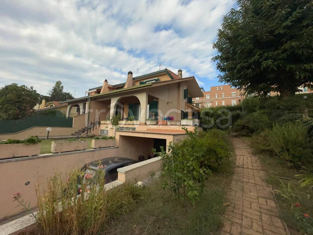 Villa Bifamiliare in vendita ad Ariccia viale Alcide De Gasperi, 16