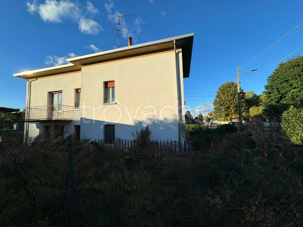Villa in vendita a Varallo Pombia via Vittorio Veneto