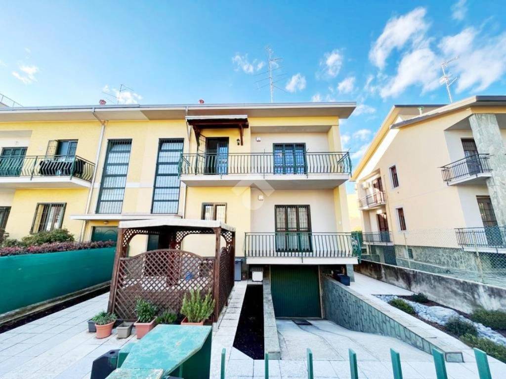 Villa Bifamiliare in vendita a Gerenzano via Gabriele d'Annunzio, 7