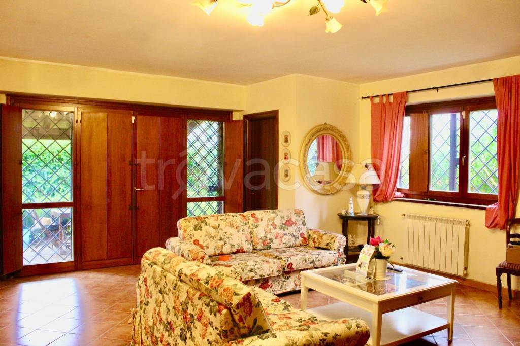 Villa in vendita a Bracciano via Santa Lucia, 7