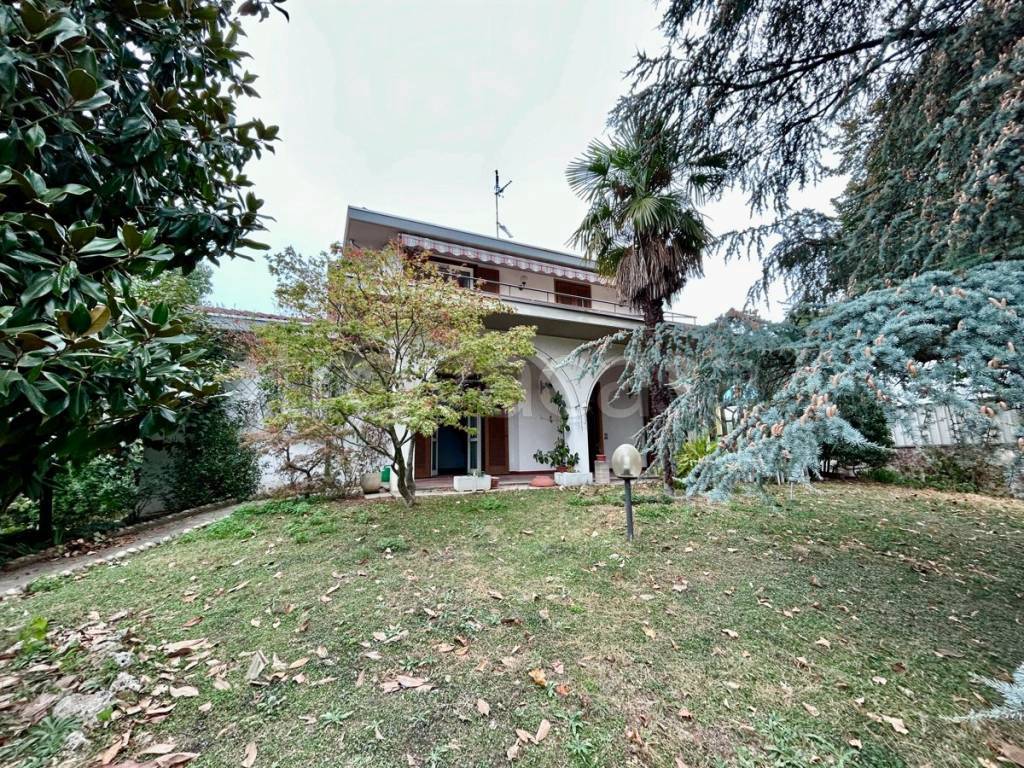 Villa in vendita a Dorno via Pelizza Da Volpedo , 24