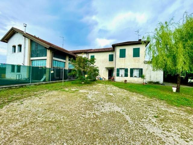 Villa Bifamiliare in vendita a Concordia Sagittaria via Rinascimento, 220