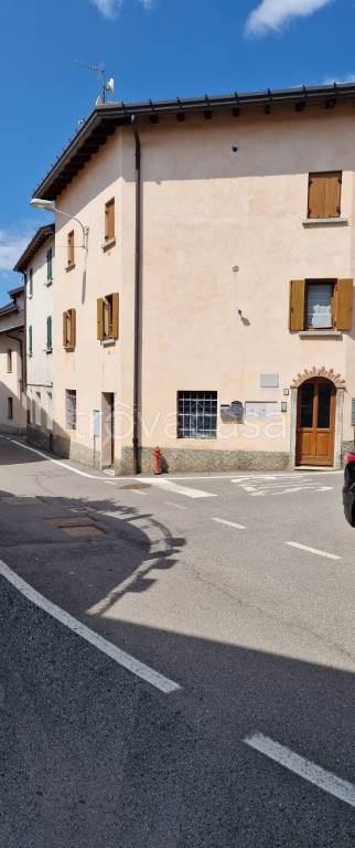 Appartamento in vendita a Laino via Provinciale Per Laino