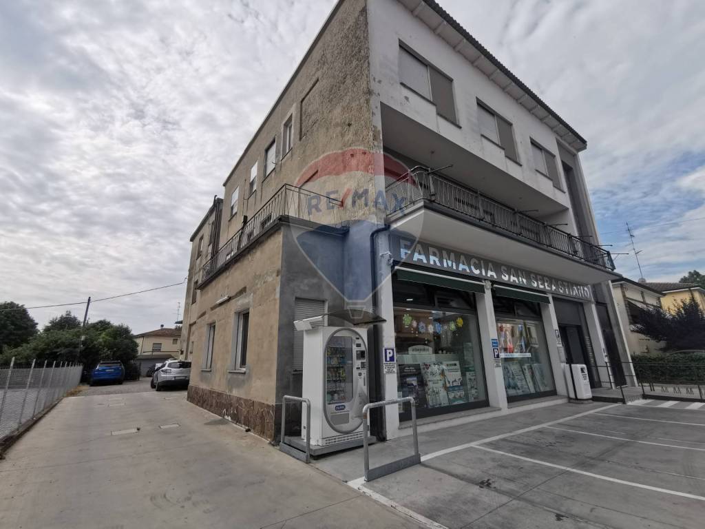 Intero Stabile in vendita a Cento via Di Renazzo, 48