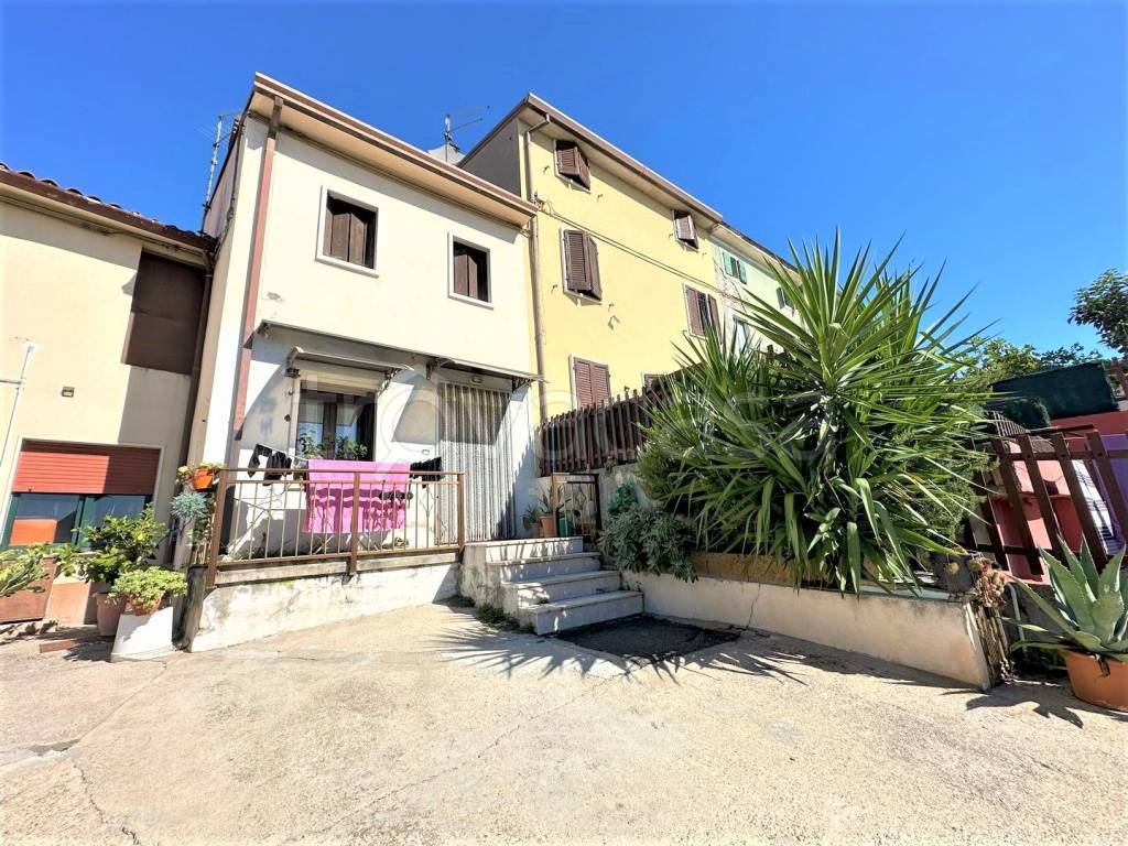 Rustico in vendita a Monteforte d'Alpone via Dante Alighieri, 1