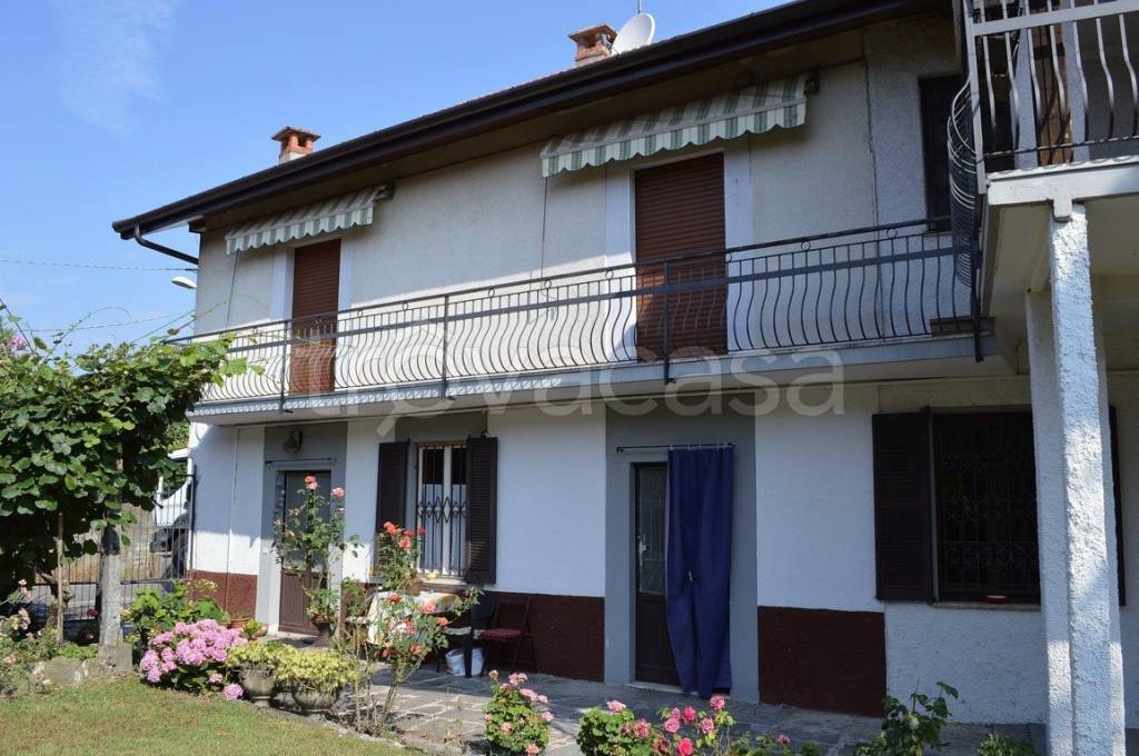 Casa Indipendente in vendita a Gavirate via Nino Bixio, 17