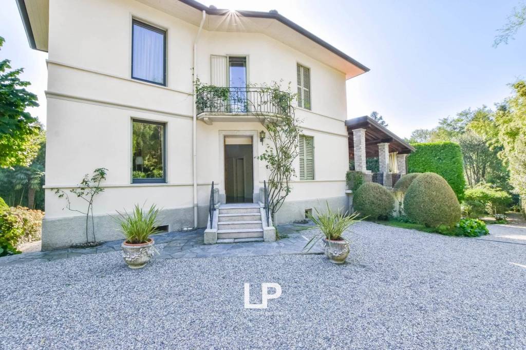 Villa in vendita a Barasso via Ferdinando Rossi, 32