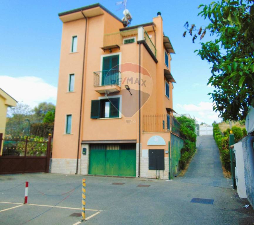 Villa in vendita ad Aci Castello