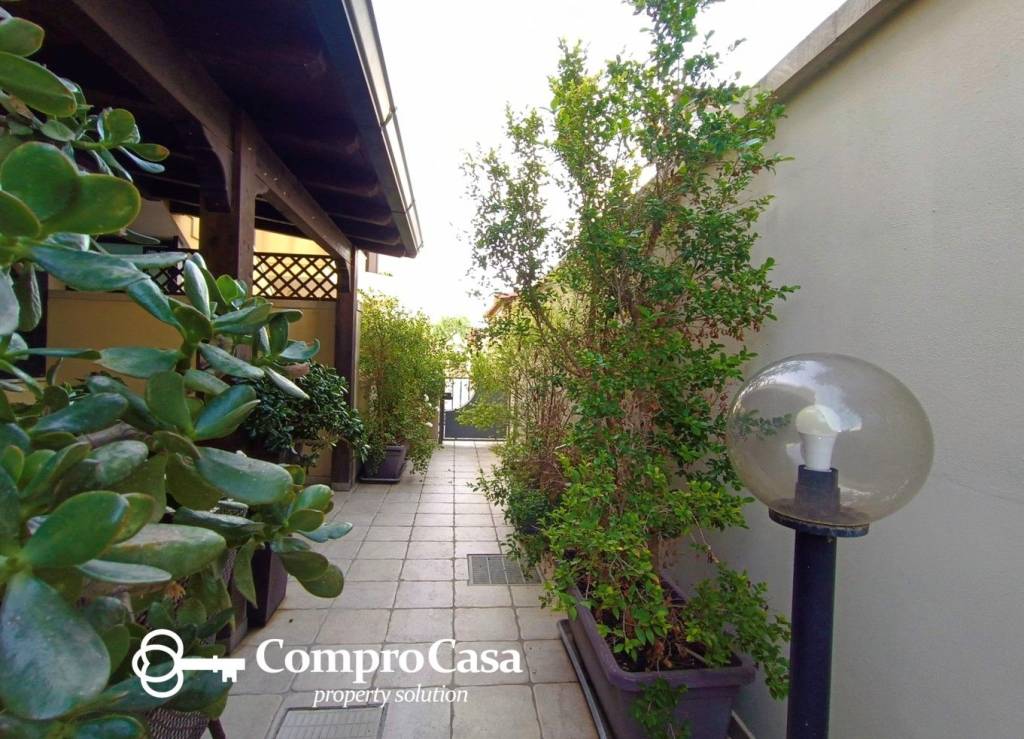 Villa Bifamiliare in vendita a Cavallino via Giulio Cesare