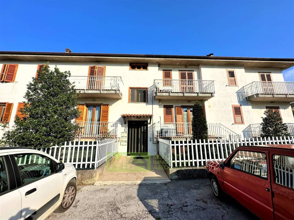 Appartamento in vendita ad Amandola via Marche, 2