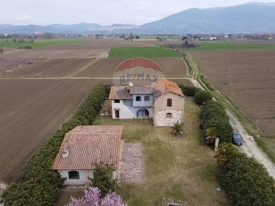 Rustico in vendita ad Assisi via Giovanni Pascoli