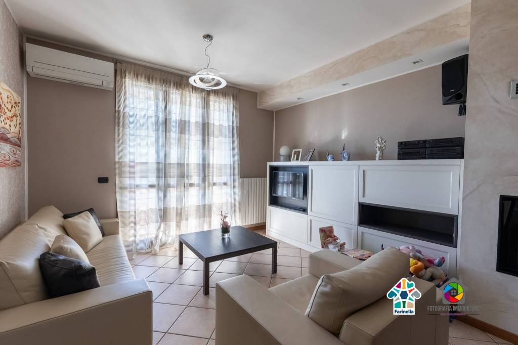 Appartamento in vendita ad Albiate via John Fitzgerald Kennedy, 19