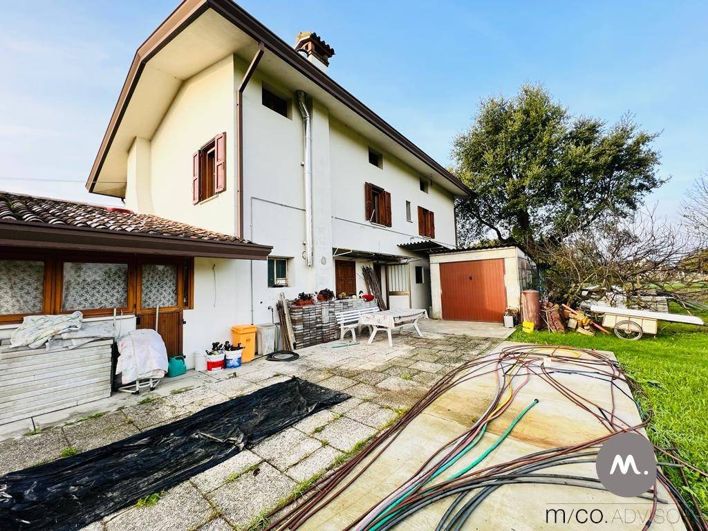 Villa in vendita a Fiume Veneto via Nino Bixio, 80