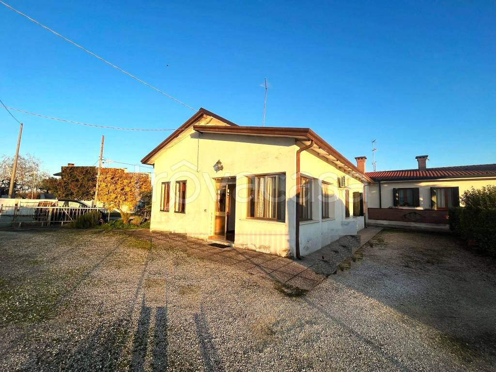 Casa Indipendente in vendita a Campagna Lupia via Roma