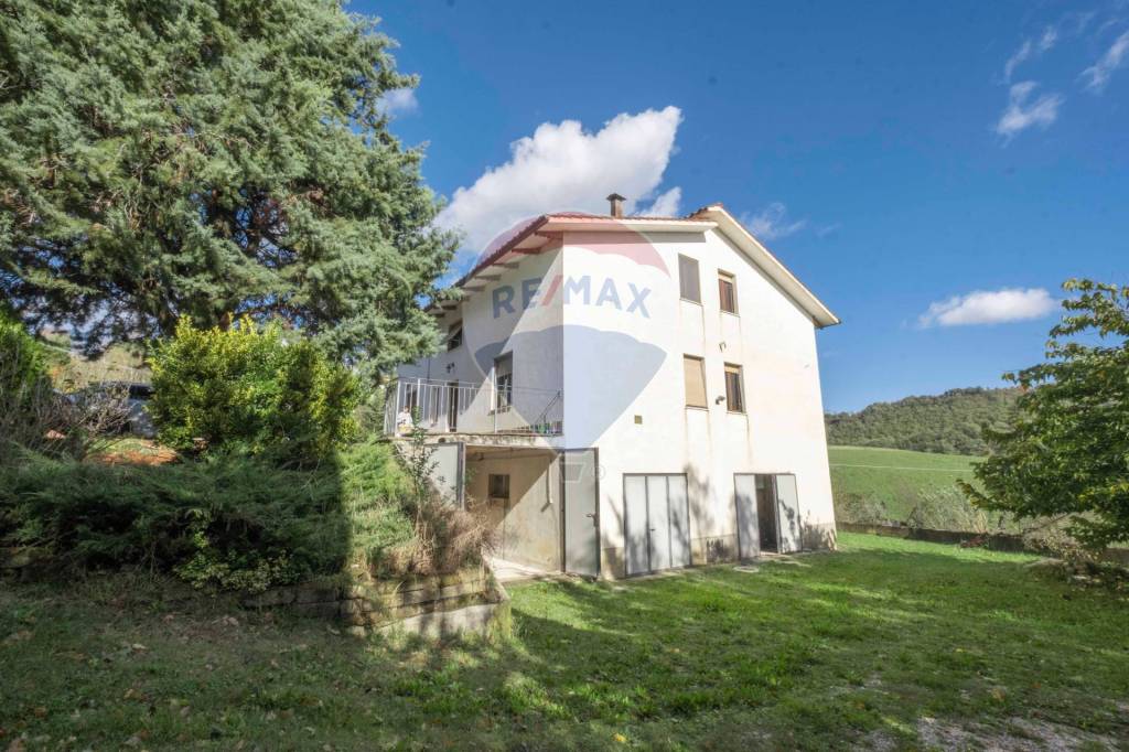 Casa Indipendente in vendita ad Apiro contrada Confini, 10