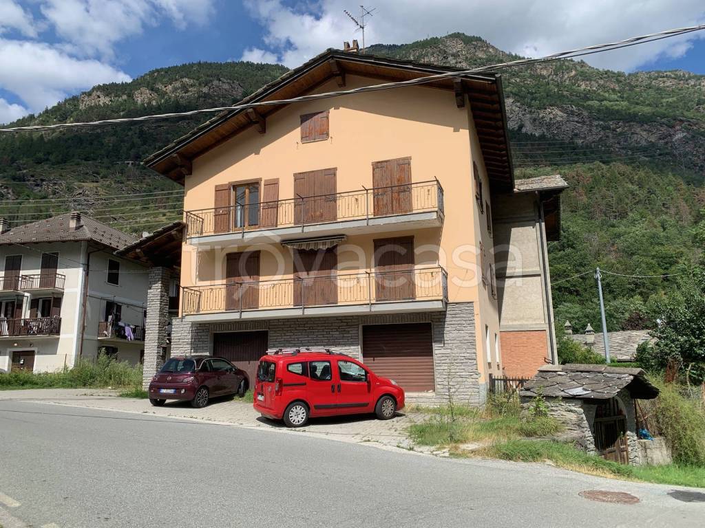 Intero Stabile in vendita a La Salle frazione Derby