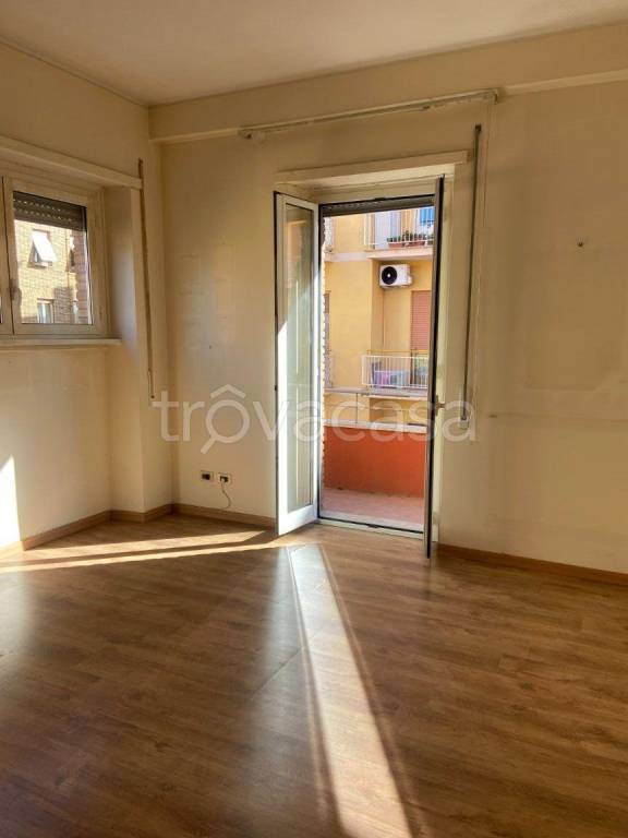 Appartamento in vendita a Roma via degli Opimiani