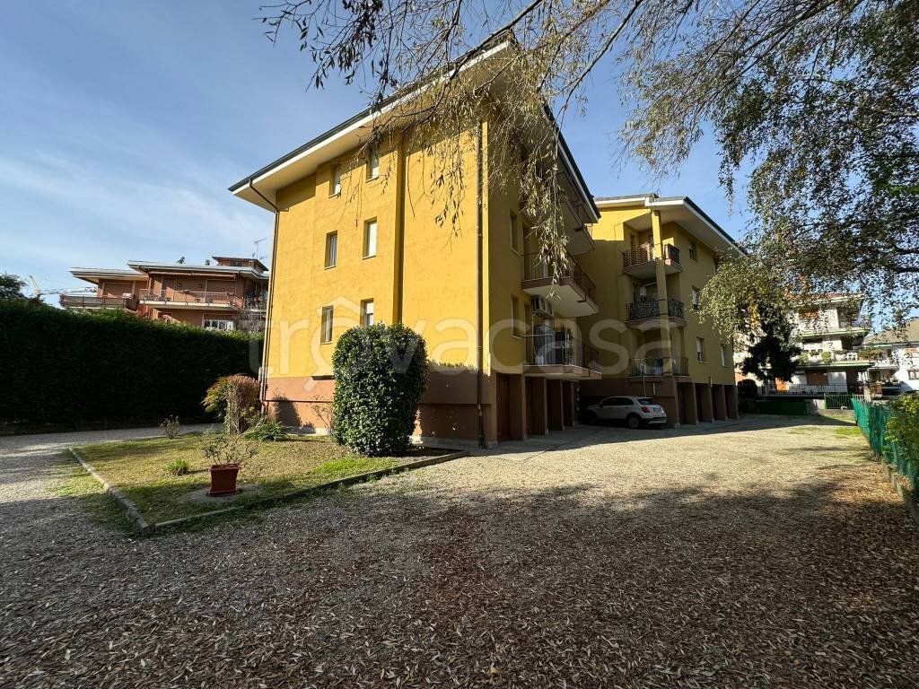 Appartamento in vendita ad Arona via Lago d'Orta, 4