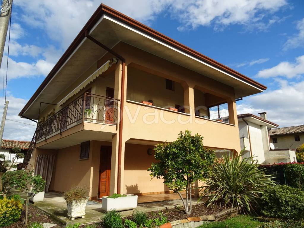 Casa Indipendente in vendita a Carlino via Levaduzza, 2