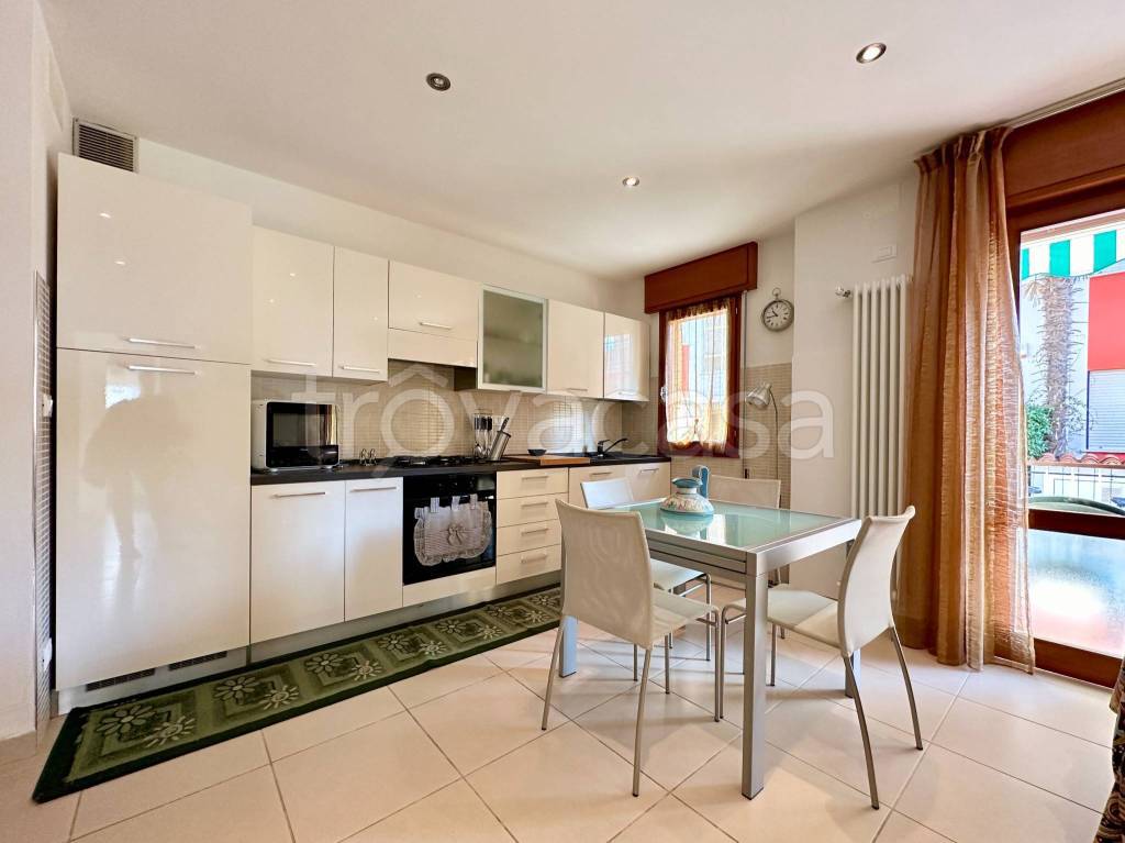 Appartamento in vendita a Grado viale Italia, 13