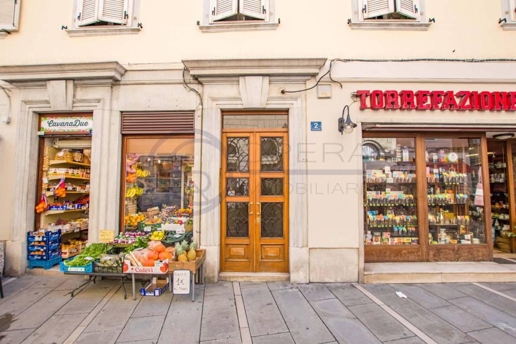 Appartamento in vendita a Trieste via di Cavana, 2